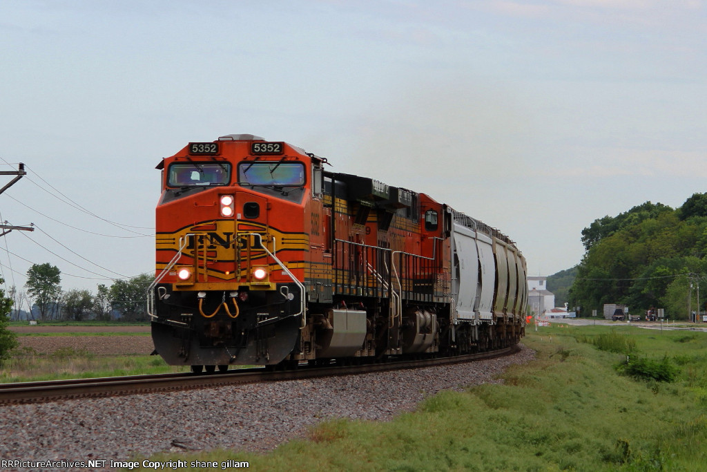 BNSF 5352 leads the tulgal north.